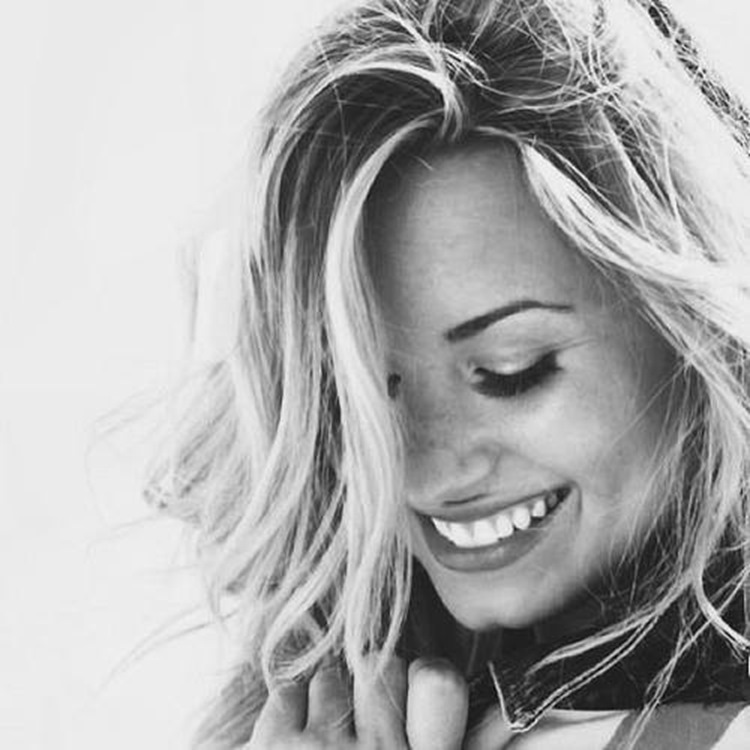 Because Cute Smiles Will Make Your Day! (37 Photos) - Badchix Magazine