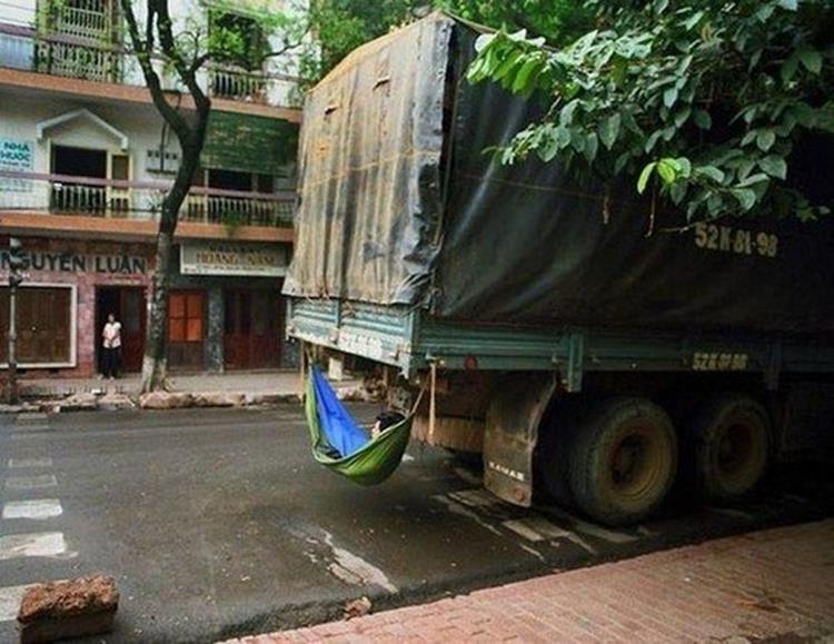 Awkward Sleeping Locations (30 Photos) - Badchix Magazine