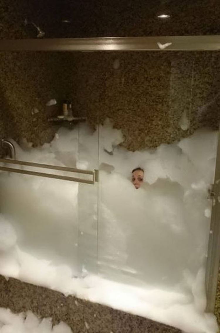 Hilarious Bathroom Fails (23 Photos) - Badchix Magazine